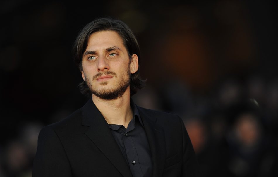 Luca Marinelli interpreterà De André in un biopic targato Rai, guarda ...